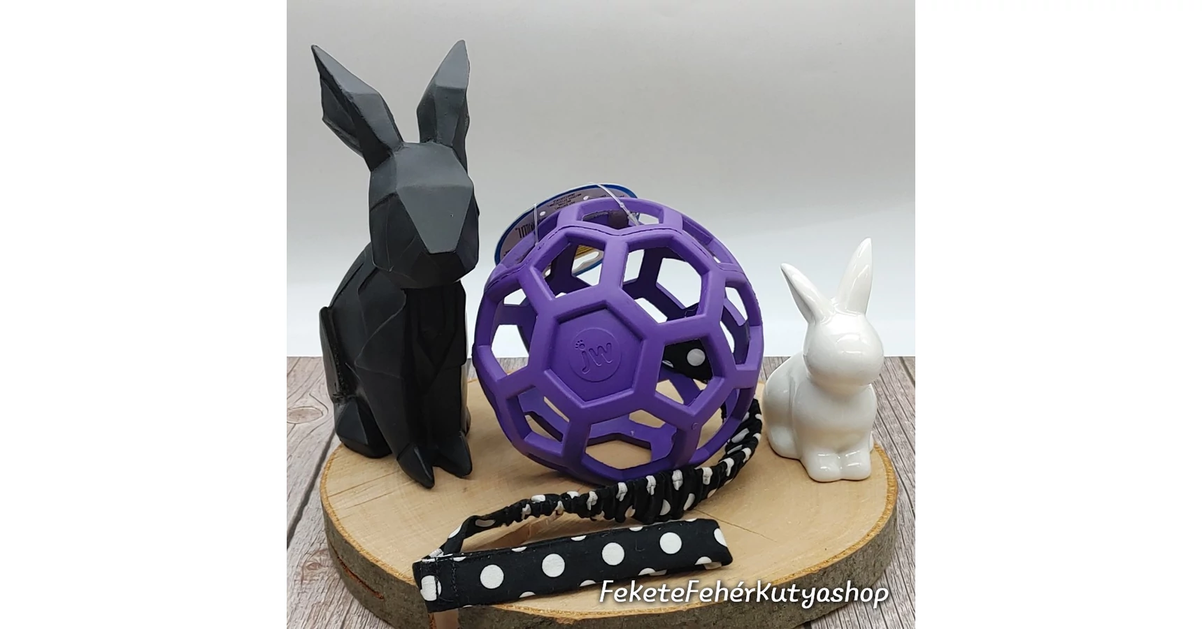 JW hol-ee roller labda pánttal L-es méretben - Fekete Fehér kutyashop